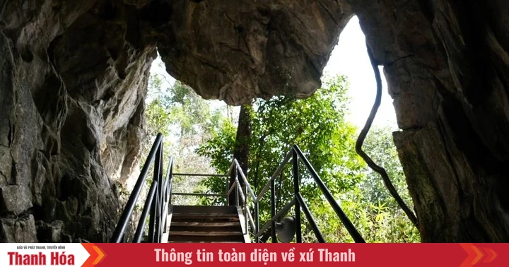 Độc đáo hang Con Moong